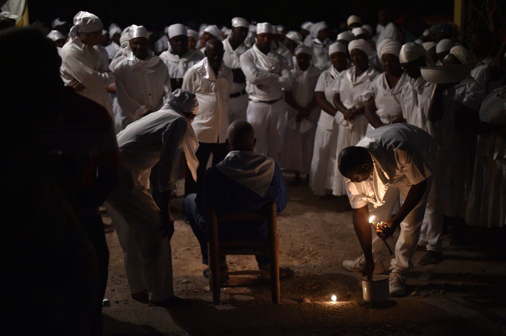 Sacrificios y mujeres en trance en ritual vudú que reúne a los fieles ...