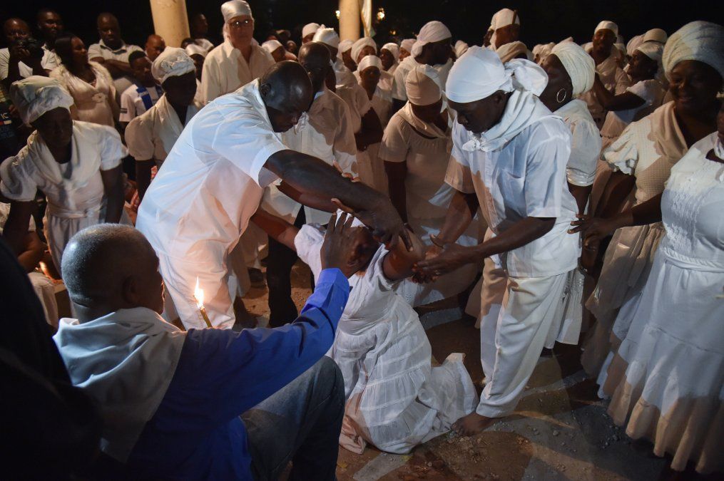 Sacrificios y mujeres en trance en ritual vudú que reúne a los fieles ...