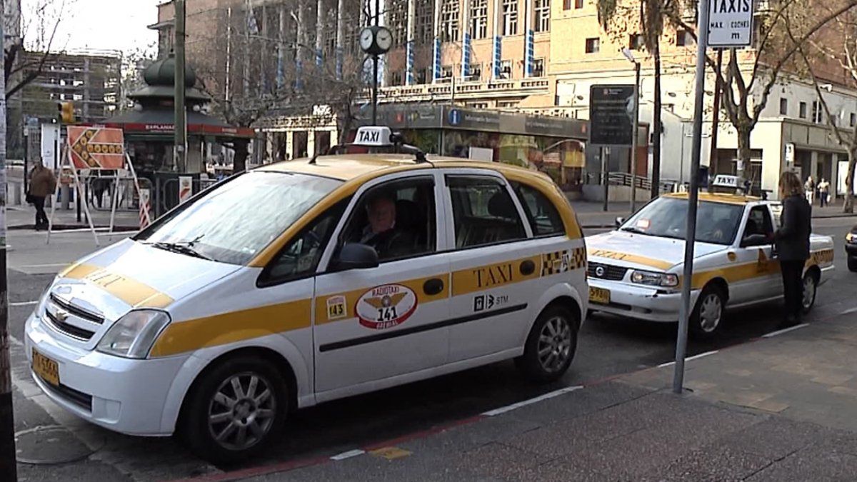 Ya se puede pagar con débito en más de 1.000 taxis de Montevideo