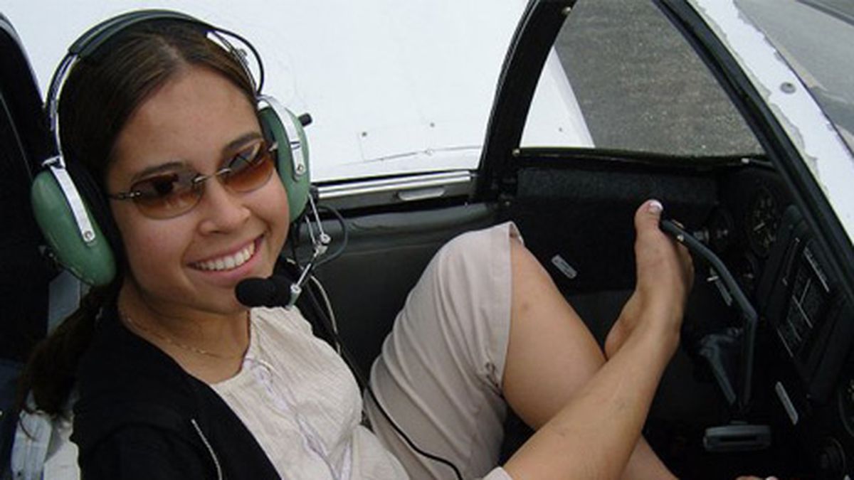 La historia de Jessica, la primera piloto sin brazos