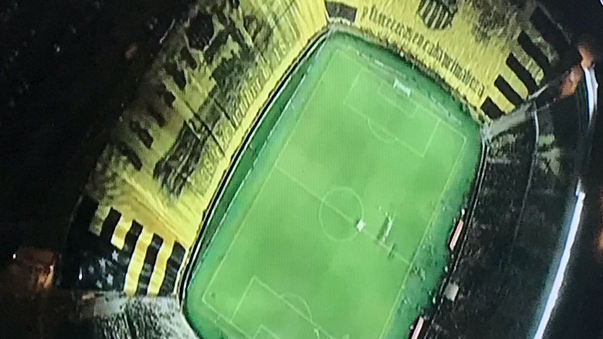 Hinchada de Peñarol desplegó su bandera gigante en el Campeón del Siglo