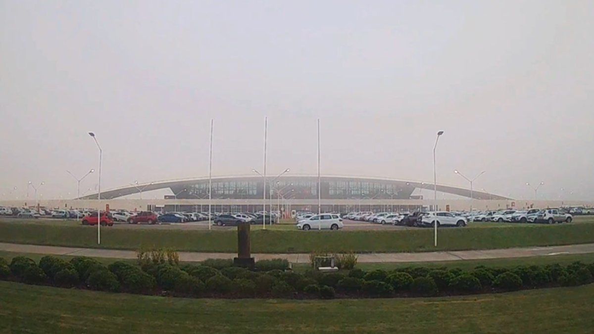 Hay vuelos demorados y desviados en el aeropuerto de Carrasco por la niebla