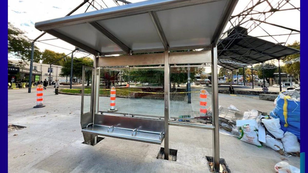 Así son las nuevas paradas de ómnibus con pantallas inteligentes ...