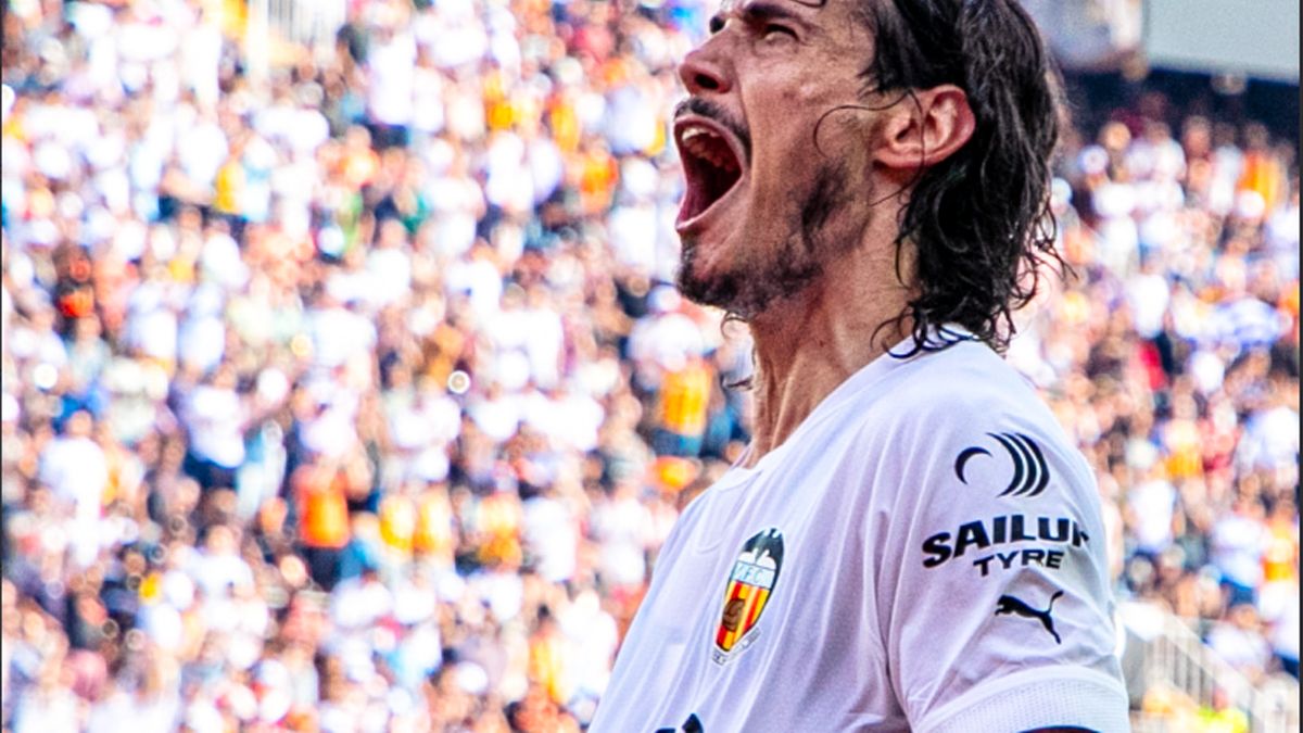 Edinson Cavani marcó un doblete para Valencia en el empate 2 a 2 ante Elche