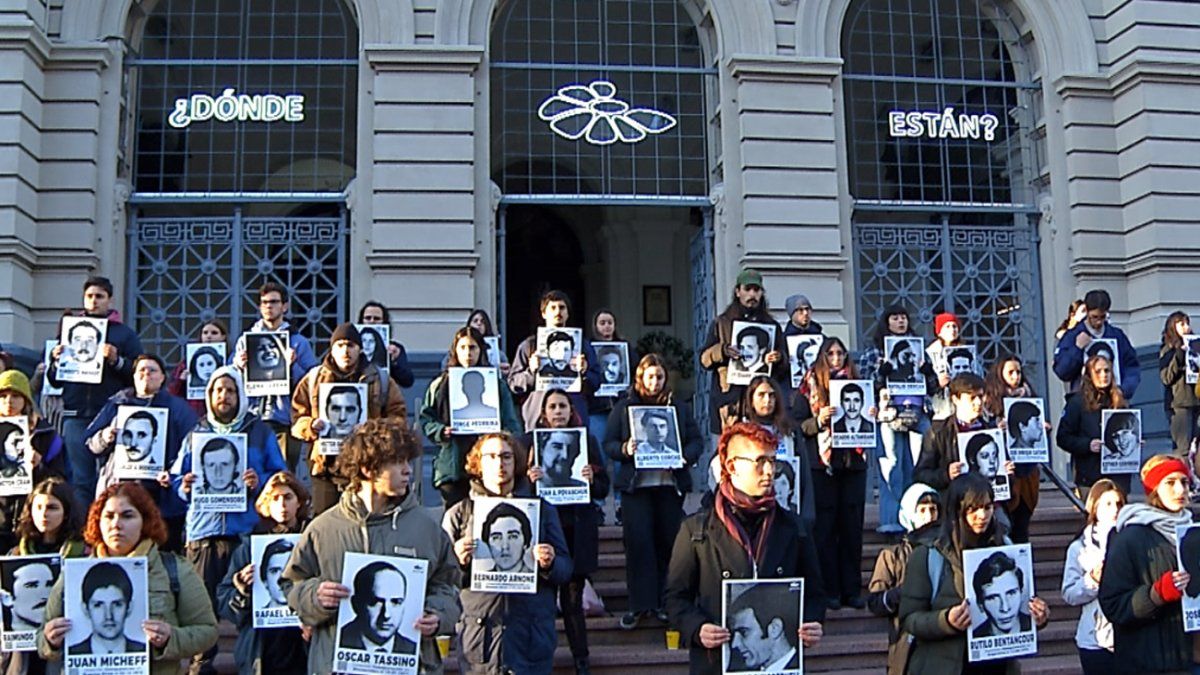 La guardia de honor que hizo la FEUU como previa a la Marcha del Silencio