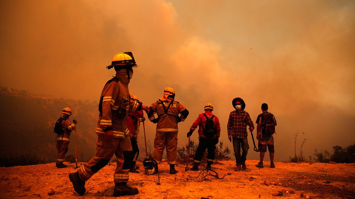 Chile en duelo combate 34 incendios forestales contra el viento y el ...