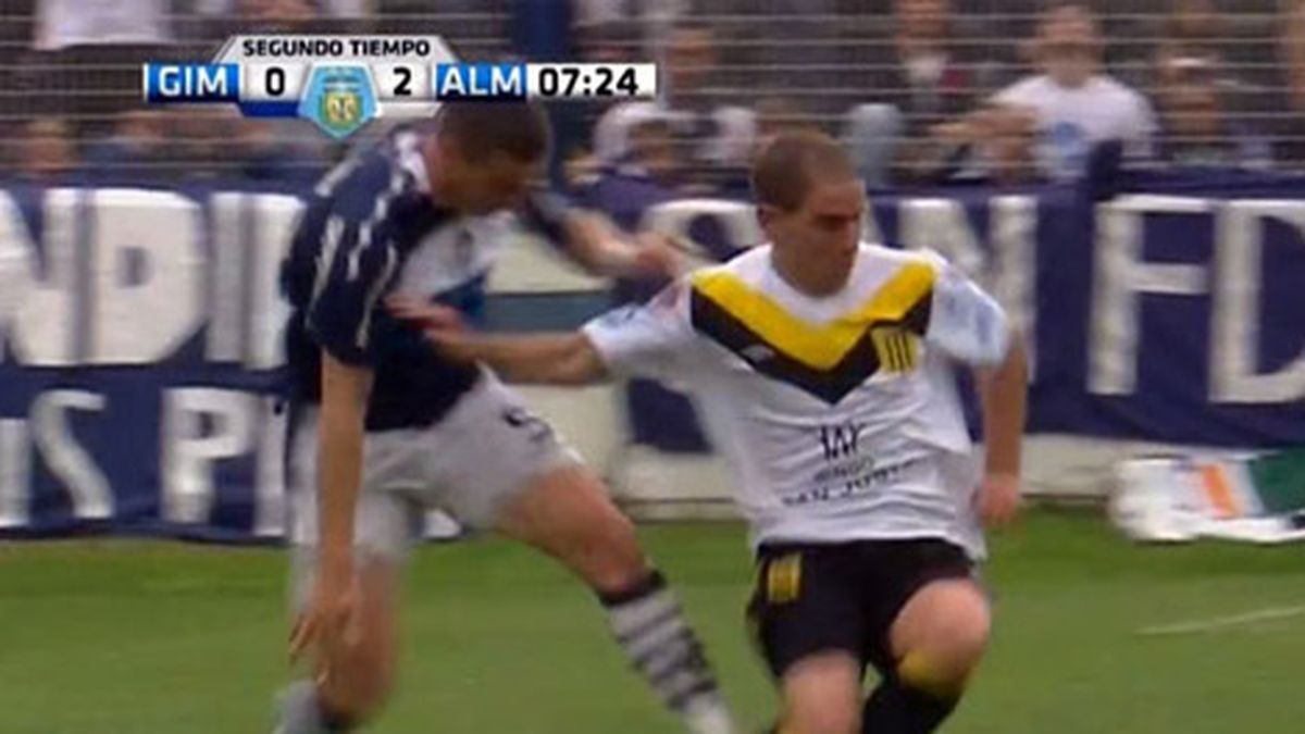 El uruguayo Omar Pouso dio una patada criminal en Argentina