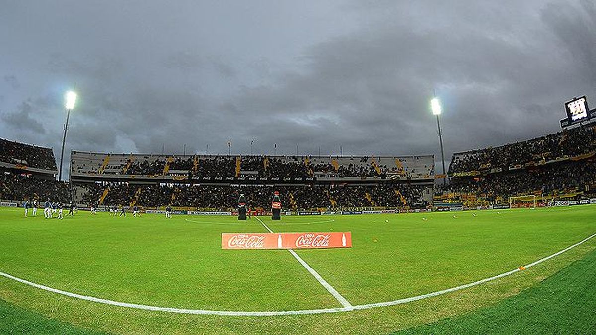 Peñarol ganó a Danubio por 2 a 1 en su debut en el Campeón del Siglo