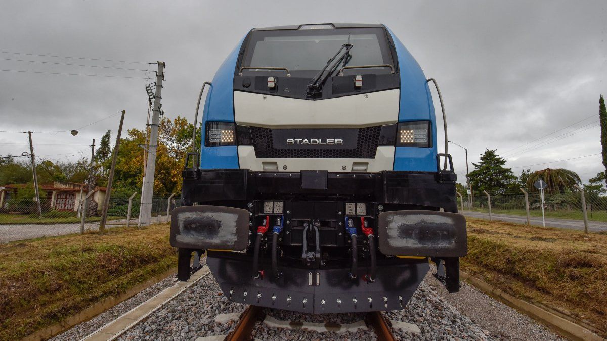 Fue chocado por un tren un auto que cruzó la vía con barrera baja en ...