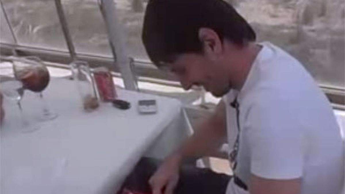 Messi, cara publicitaria de Pepsi, sorprendido tomando Cola-Cola