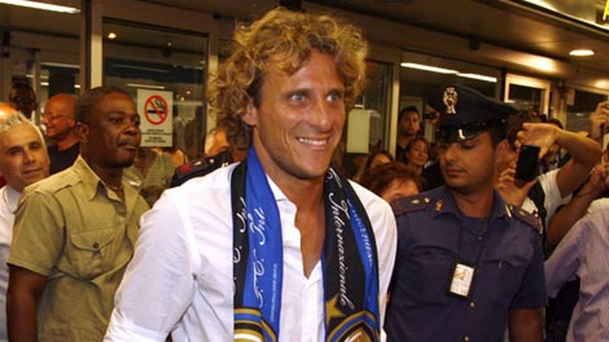 Diego Forlán llegó a Milán y ya se puso los colores del Inter
