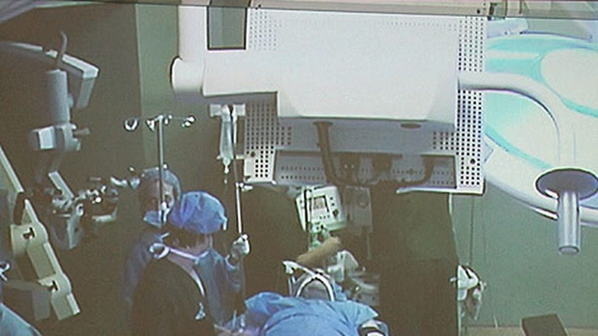 Primera operación con microscopio de avanzada, único en Uruguay