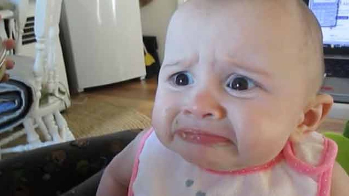 La cara de asco de un bebé al probar fruta provoca risa en redes sociales