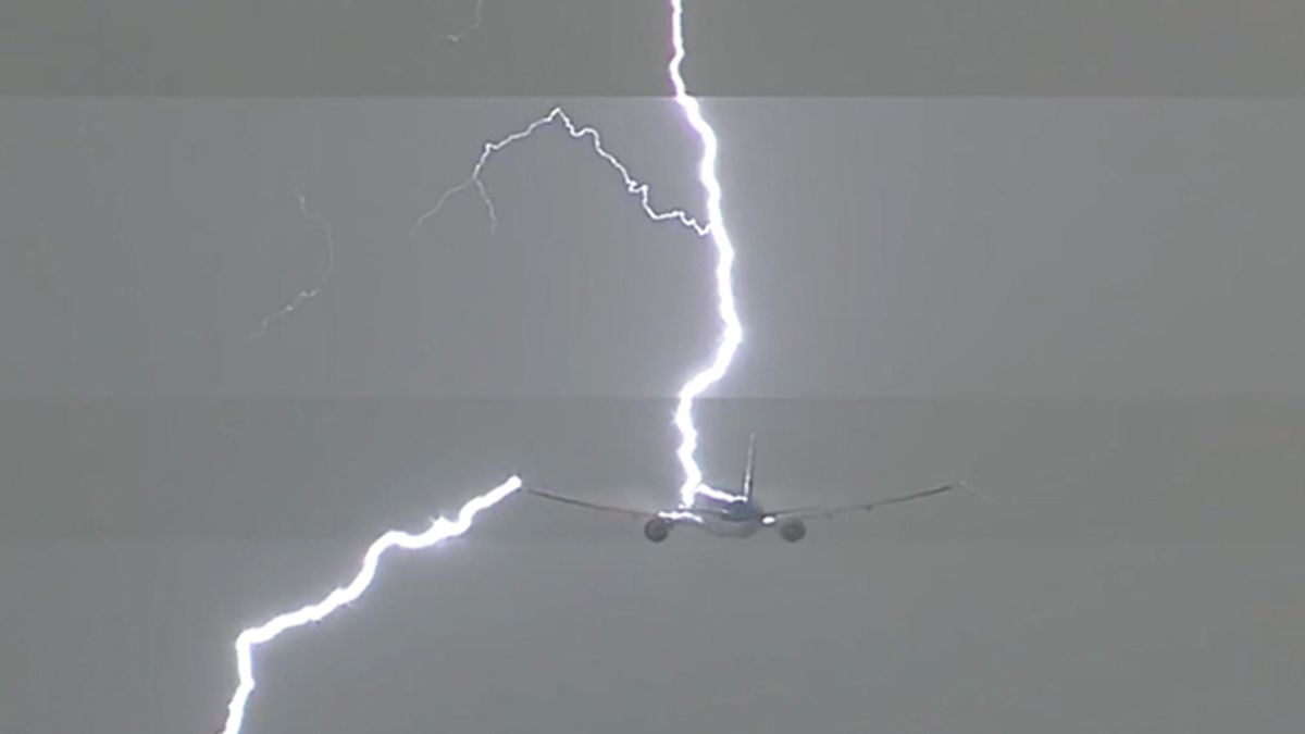 Así se ve el impacto de un rayo sobre un avión en pleno vuelo