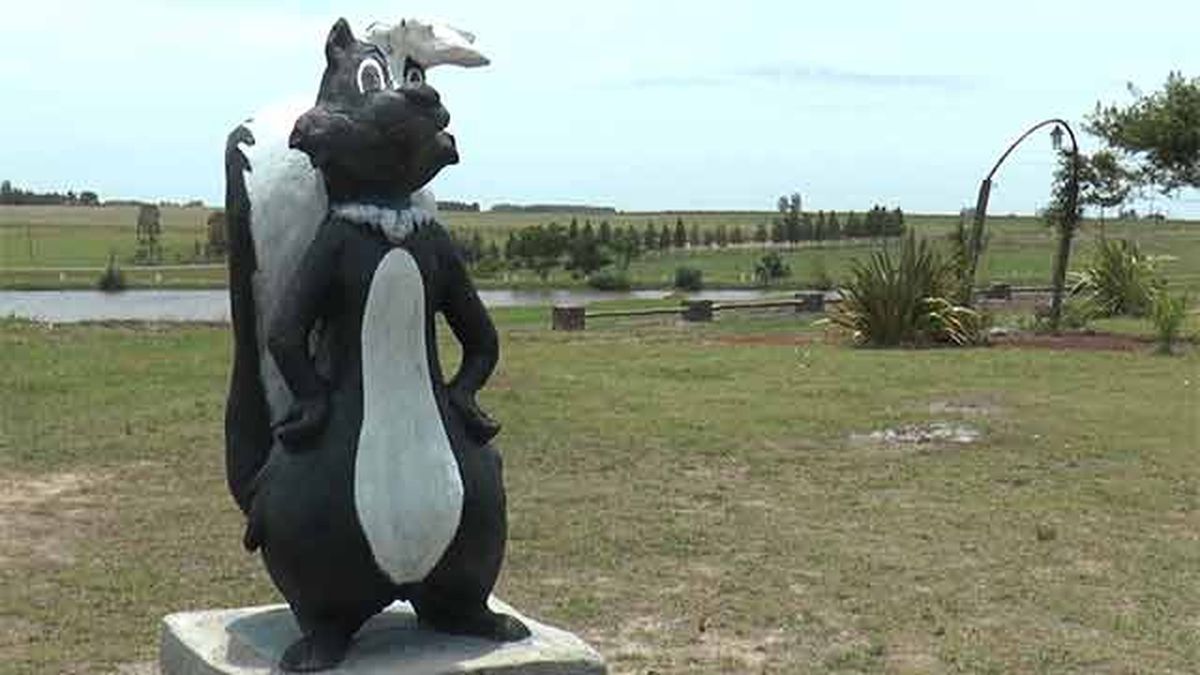 La localidad Carlos Reyles inaugura un monumento al zorrillo