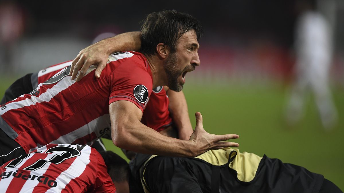 El Tanque Pavone, el centrodelantero elegido por Defensor Sporting