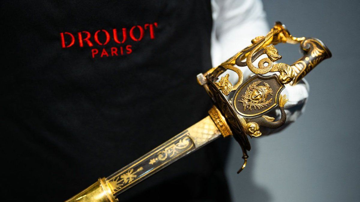 Un sable original de Napoleón fue vendido en París por un precio récord