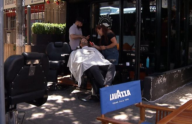 Peluquería atendió clientes en la vereda tras estar sin luz desde el ...