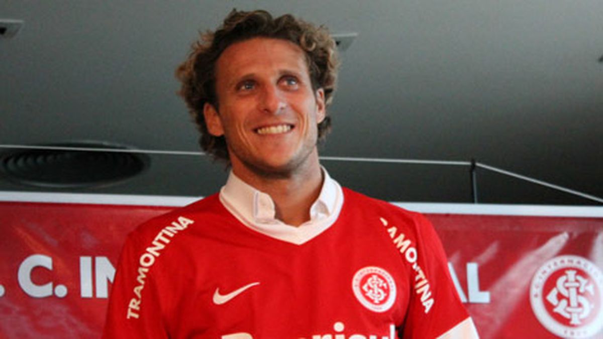 Forlán hizo 3 goles y deslumbró en su primera práctica