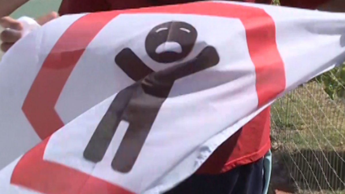 ¿Cuántas banderas de alerta se pueden ver en la playa y qué significa ...