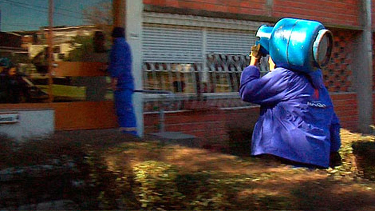 Así trabajan los repartidores de garrafas en zonas conflictivas