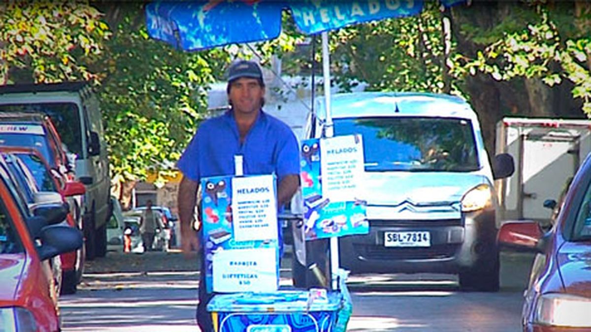 El heladero, uno de los trabajos zafrales en las playas