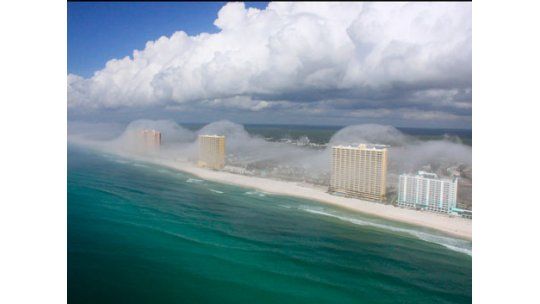 Fotos muestran tsunami de nubes sobre edificios de Miami