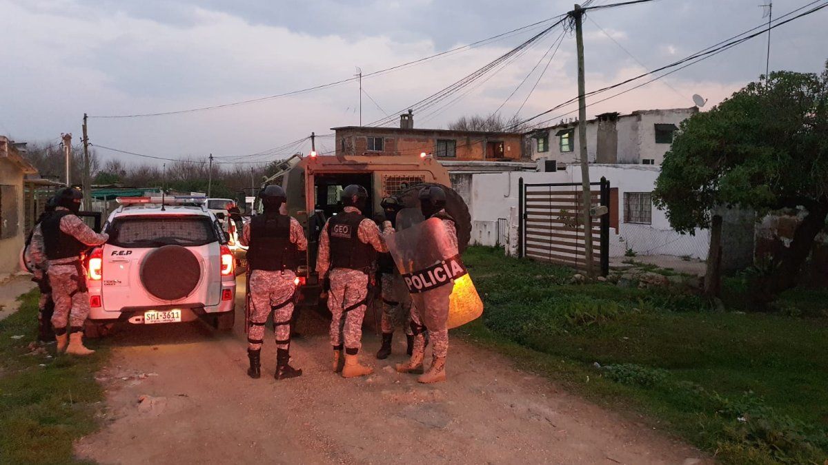 Policía incautó USD 35.000 y más de $ 340.000 durante allanamientos; un ...