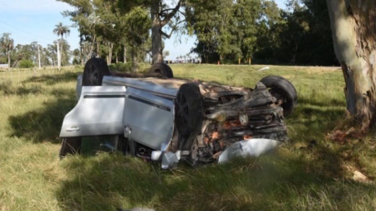Vehículo volcó e impactó contra una alcantarilla y un árbol en ruta 19 ...