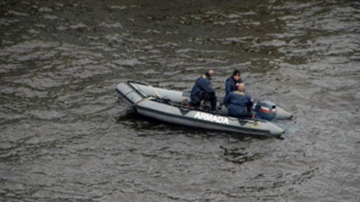 Hombre navegaba en Kayak y se dio vuelta; fue rescatado por la Armada ...