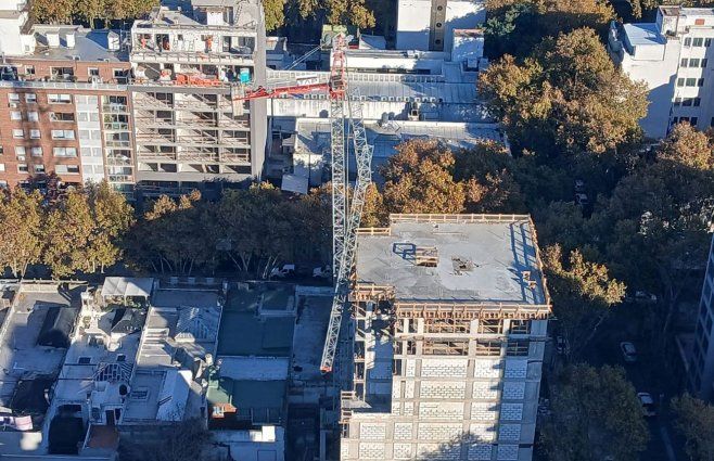 Se rompió la grúa de un edificio en construcción y evacuaron una ...