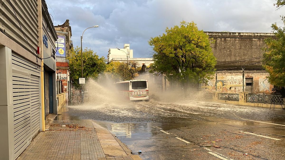 Tramo de Fernández Crespo inundado, sobre el puente de la calle Galicia