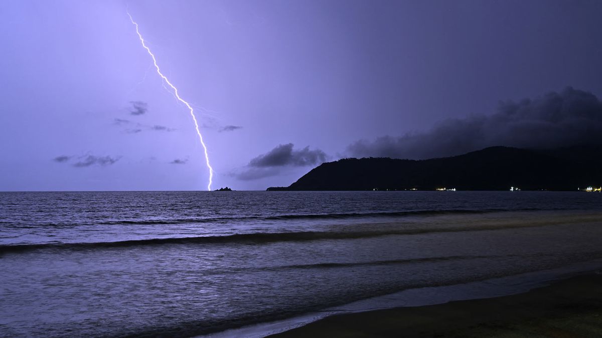 Un rayo mató a una mujer y dejó siete heridos en una playa de Brasil
