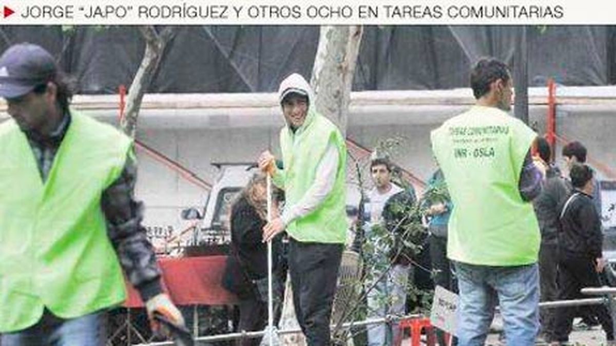 El Japo limpió la Plaza Matriz: Me hace sentir bien, dijo