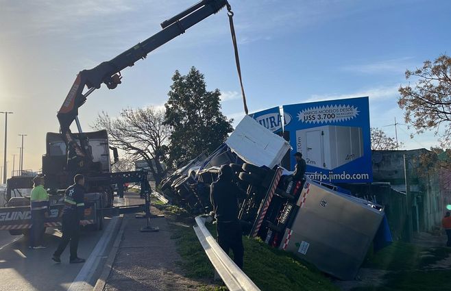 Camión con carga de celulosa volcó en los accesos a Montevideo; el conductor dijo que le pegaron ...