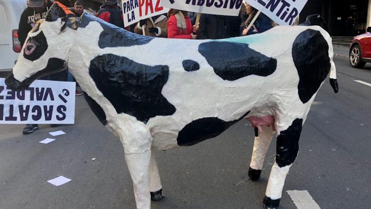 Reunión clave hoy por el conflicto lácteo; ¿qué pasa con el ...