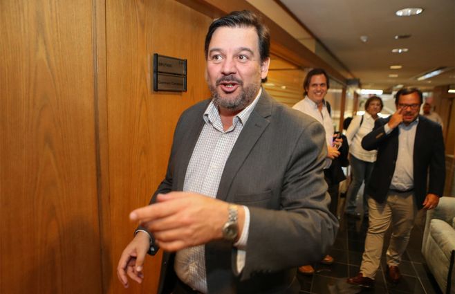 Exministro Adrián Peña regresó al Parlamento para ocupar su banca en el ...