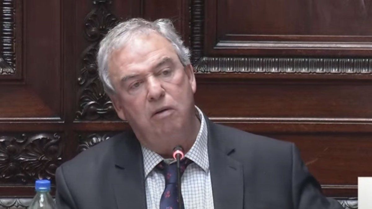 Tras 40 años en el Parlamento, hoy renuncia a su banca el senador Luis Alberto Heber