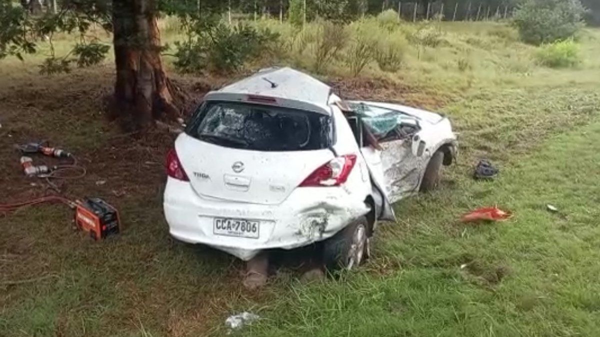 Un padre y su hija murieron tras despistar y chocar contra un árbol