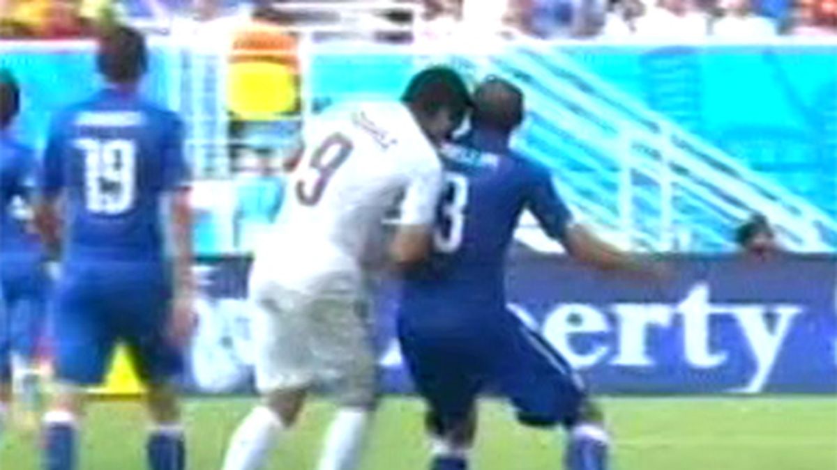 Para Suárez, Chiellini lo pechó y no hubo mordida; FIFA investiga