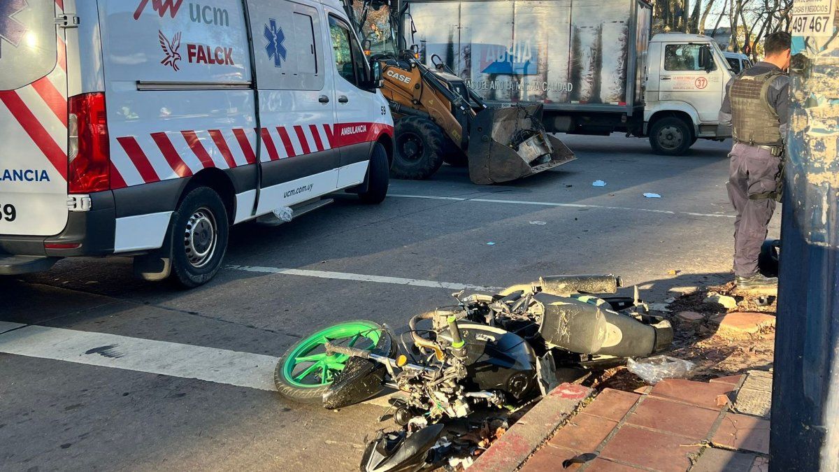 Otro accidente en Montevideo: una moto y una máquina retroexcavadora ...